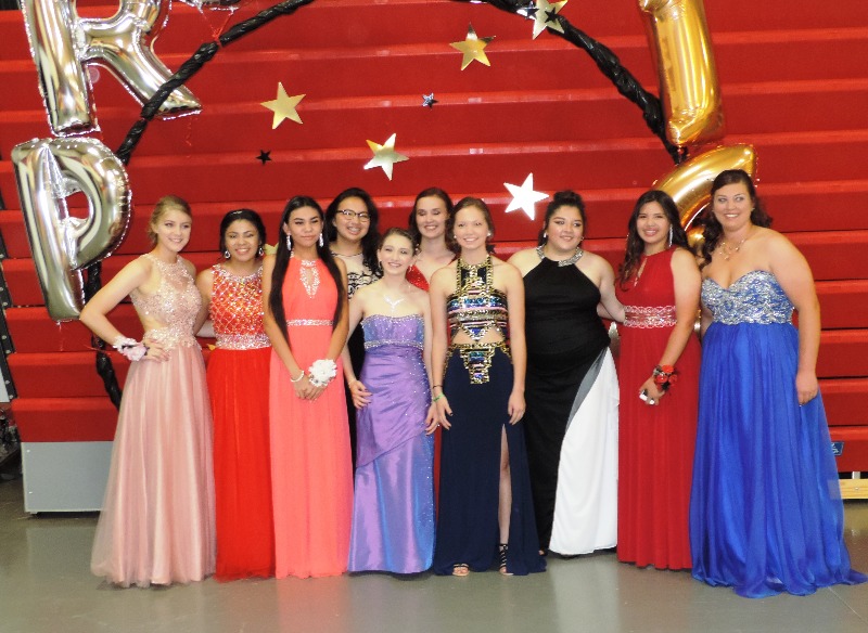 Geary Schools - Students Enjoy Red Carpet Night at the Prom